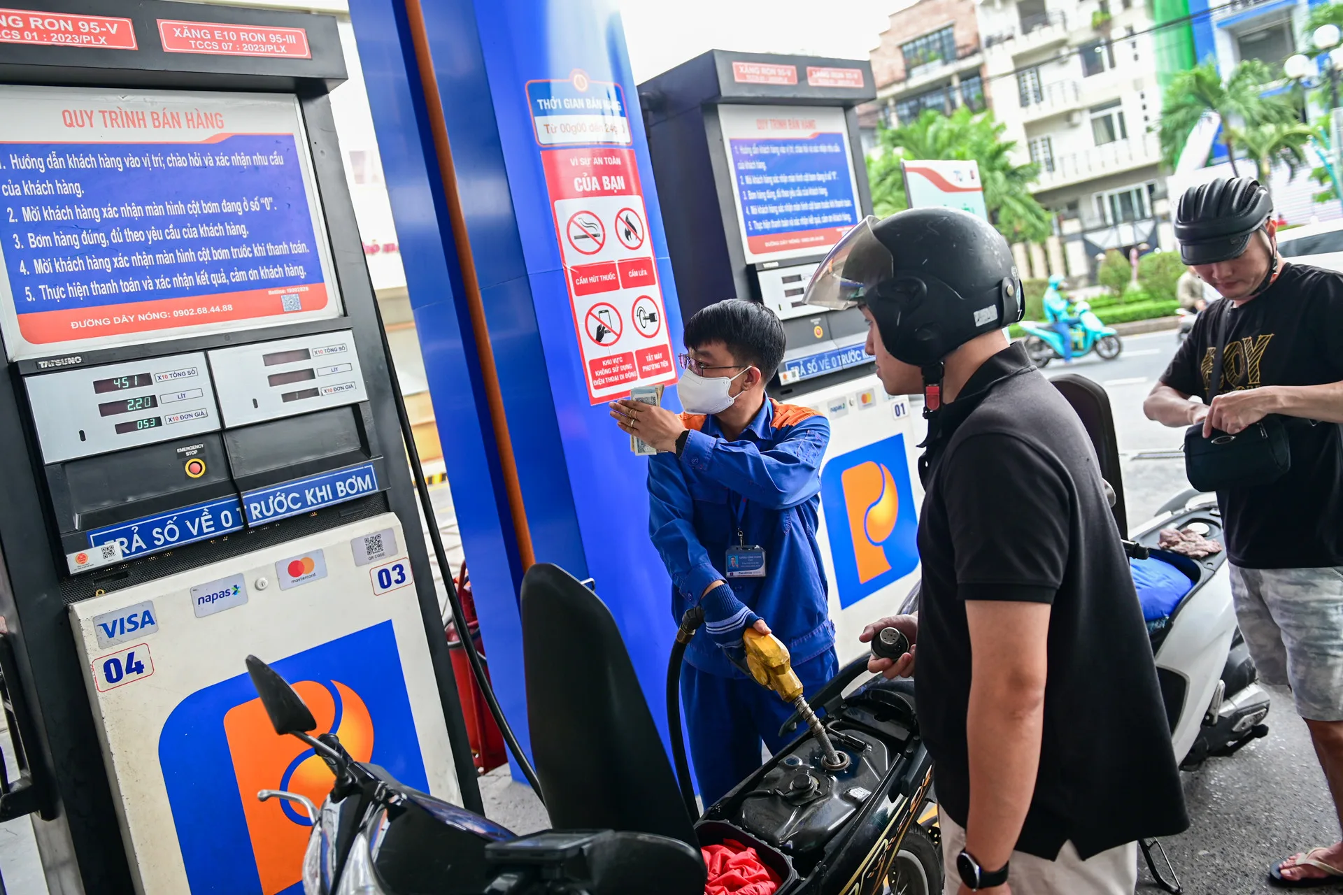 Giá xăng dầu hôm nay 16/4: Bảng giá xăng dầu tại Petrolimex, PVOIL ...